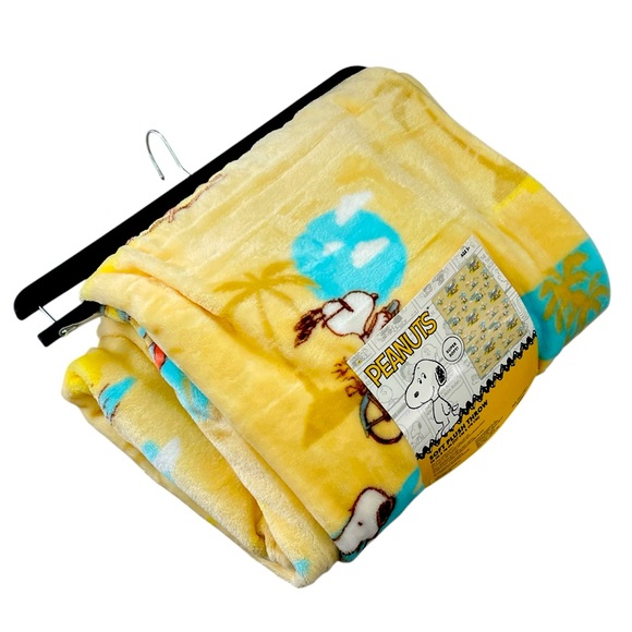 Peanuts | Bedding | Peanuts Snoopy Relax In Beach Plush Fleece Throw ...